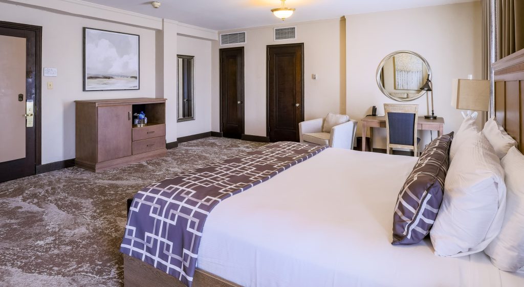 Accommodations near Chicago | Illinois Inn with River Views